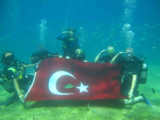 Büyük Zafer için deniz dibinde bayrak açtılar